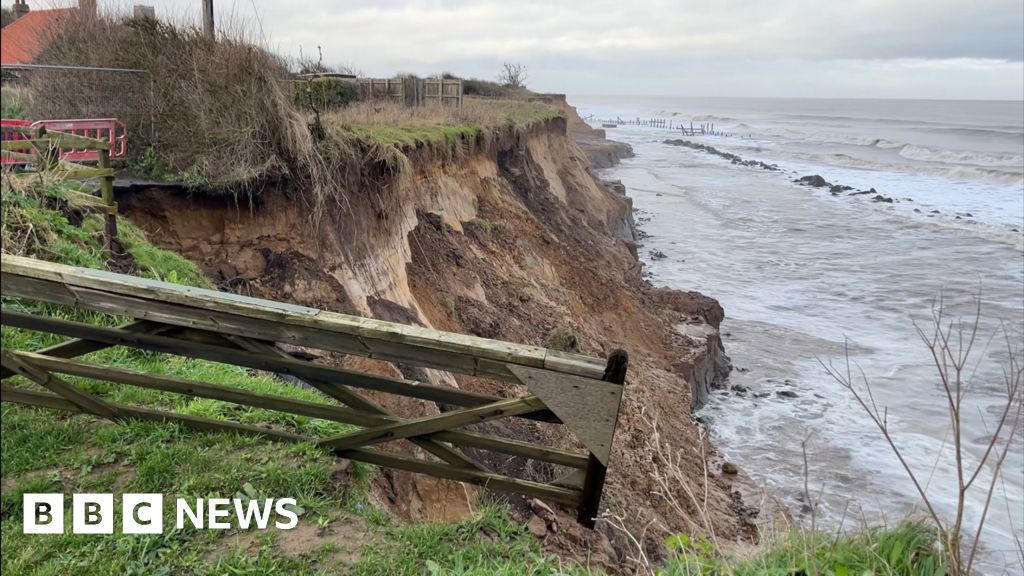 Group aims to protect coastal village Happisburgh from erosion - BBC News