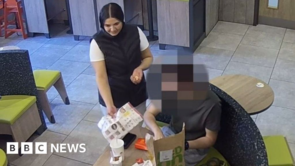 Mobile phones stolen after victims distracted in restaurants