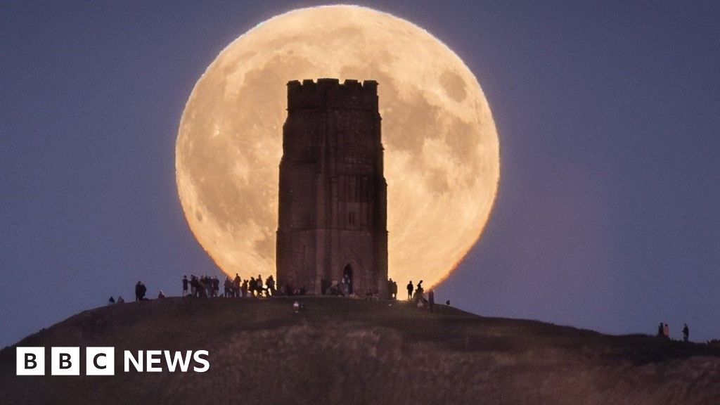Somerset In Pictures: A supermoon and Jane Austen fans - BBC News