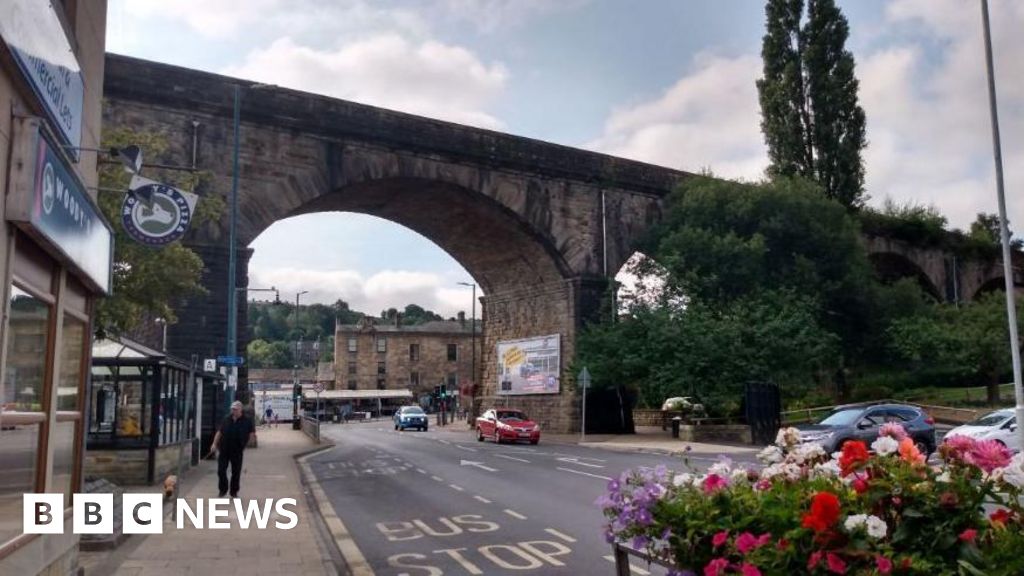 Todmorden residents to have say on controversial cycle lanes - BBC News