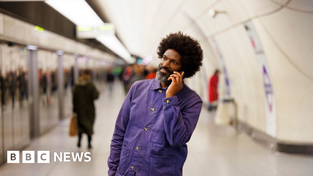Tube: Phone signal now available on 25% of underground network - BBC News