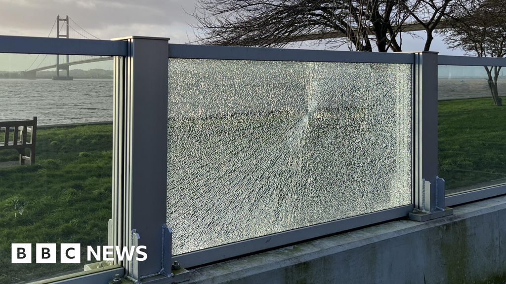 Hessle flood barrier: Fears glass to be 'replaced with concrete' - BBC News