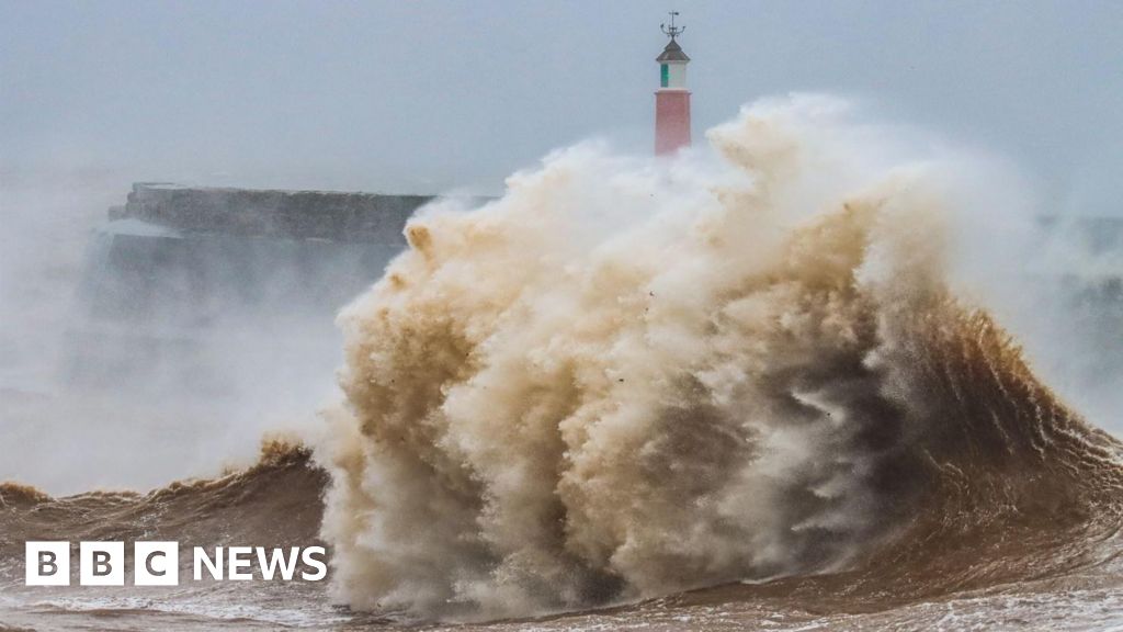 Somerset: Storm Ciarán causes flooding and disruption - BBC News