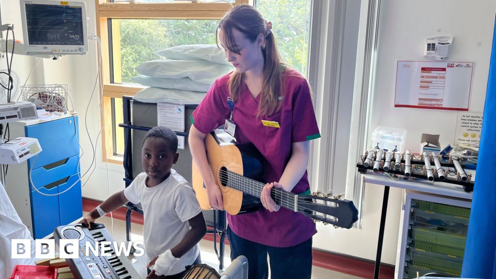 Music therapy hits the right note with Northamptonshire children - BBC News
