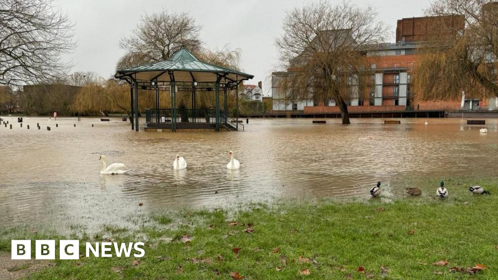 Storm Henk: Floods trap pair in car and leave residents stranded