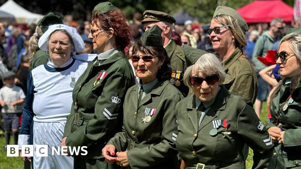 Hundreds turn out for WW2 themed Alsager Carnival - BBC News