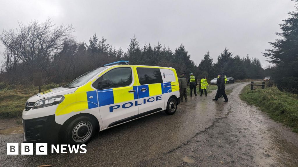 Police called to illegal rave in Cornwall - BBC News