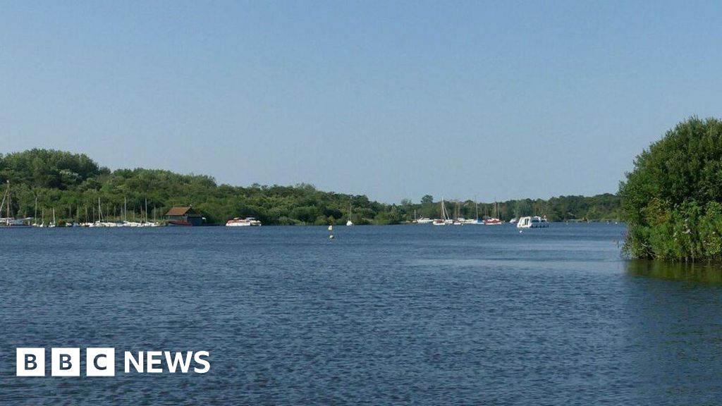 Wroxham Broad: Body found in search for missing man - BBC News