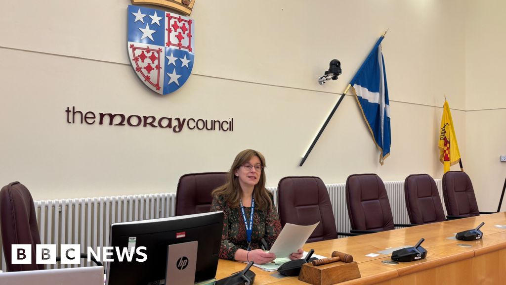 Moray Council agrees council tax freeze - BBC News