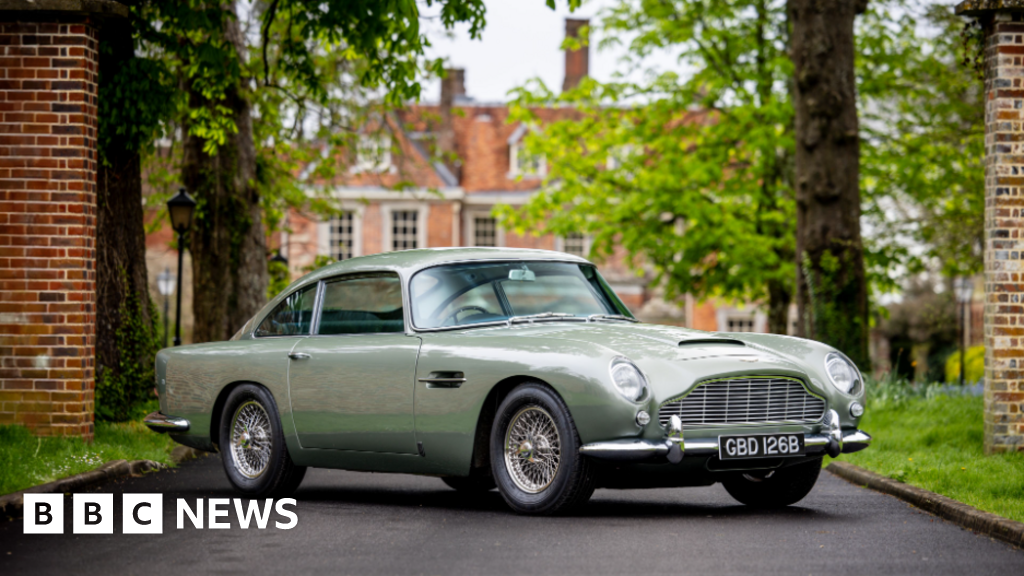 Aston Martin DB5 estimated to fetch almost £500,000 at auction - BBC News