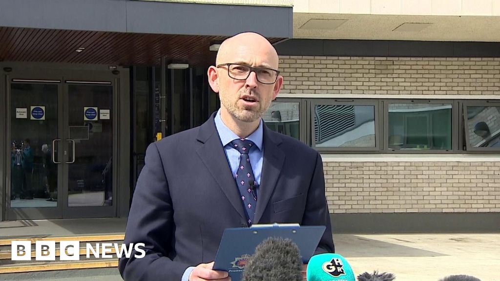 Essex Police thank the US in Holly Willoughby case - BBC News