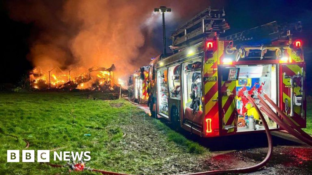 Ower barn fire near motorway prompts smoke warnings