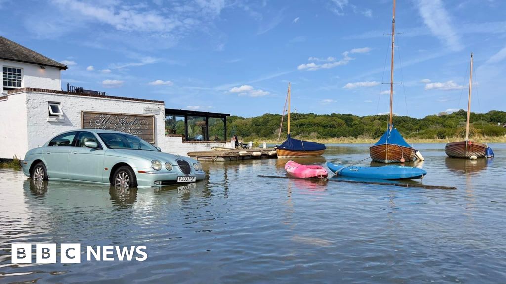 Open barrier leaves Rowhedge's High Street underwater - BBC News