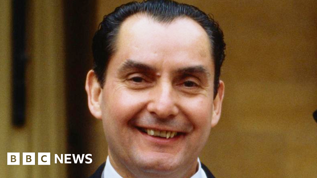 Ray Reardon: Blaenau Gwent council honours late snooker champion - BBC News