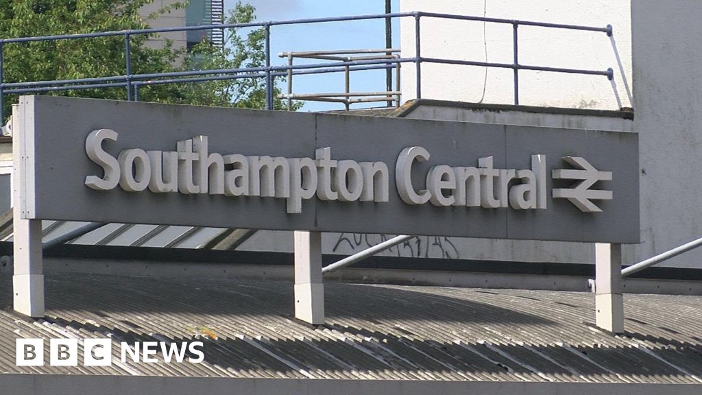 Southampton train delays due to SWR signalling issues - BBC News