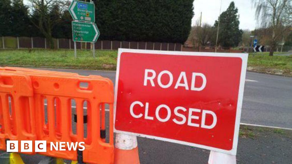 Halesowen crash driver, 20, dies as car hits tree - BBC News