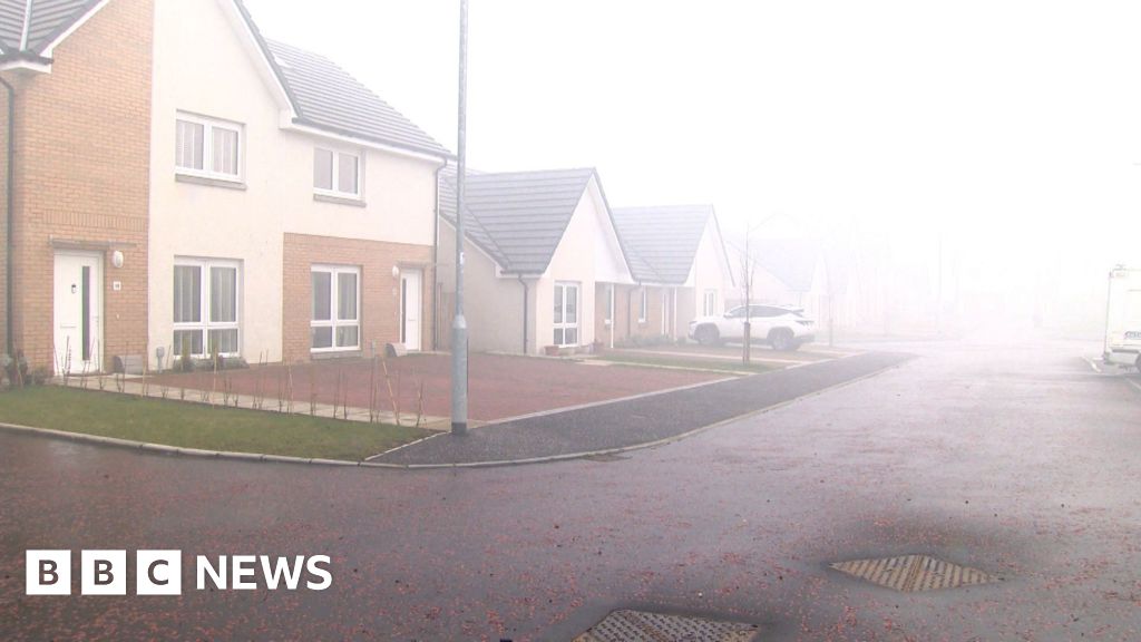 Fire crews tell Kilwinning residents not to be alarmed by smoke - BBC News