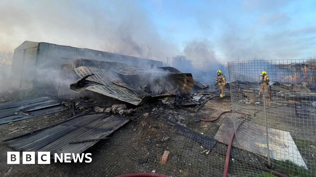 North Weald fire: Commercial buildings collapse - BBC News