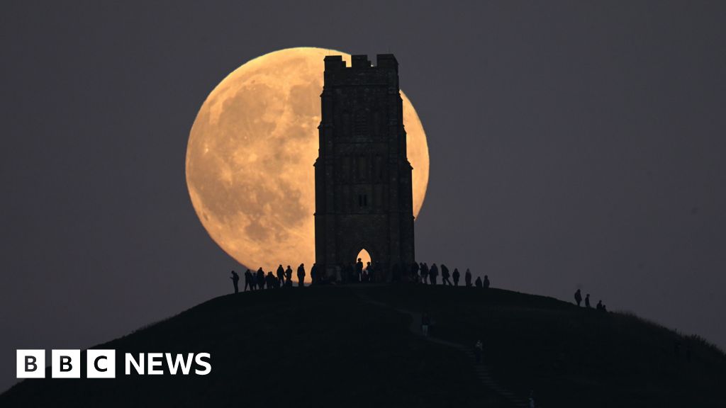 Beaver supermoon: Stunning shots of November's full Moon - BBC News