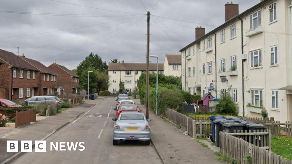 Cambridge estate residents vow to fight homes demolition - BBC News