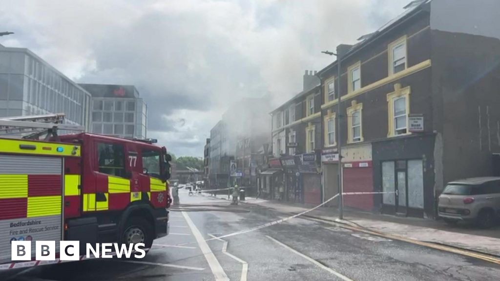 Public urged to avoid area following fire in Luton - BBC News