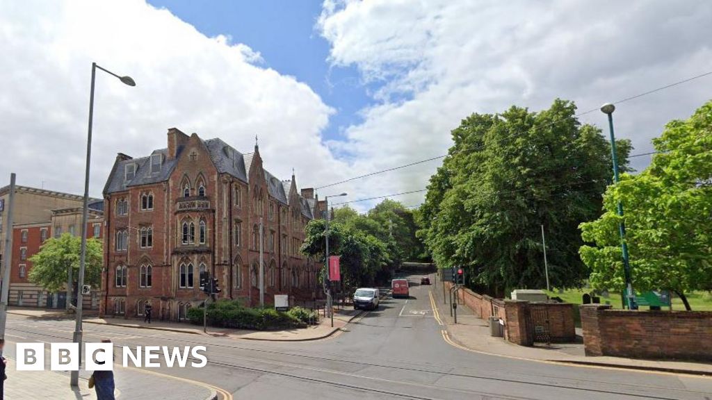 Detectives seek key witness over Nottingham street fight - BBC News