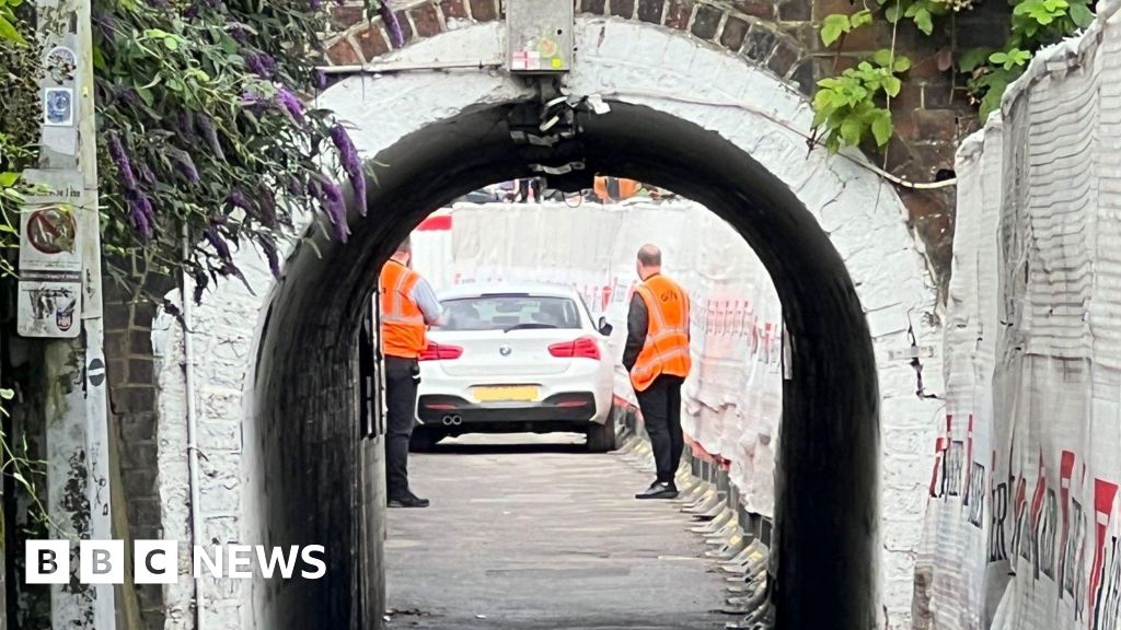 Oxford: Car gets stuck in pedestrian walkway - BBC News