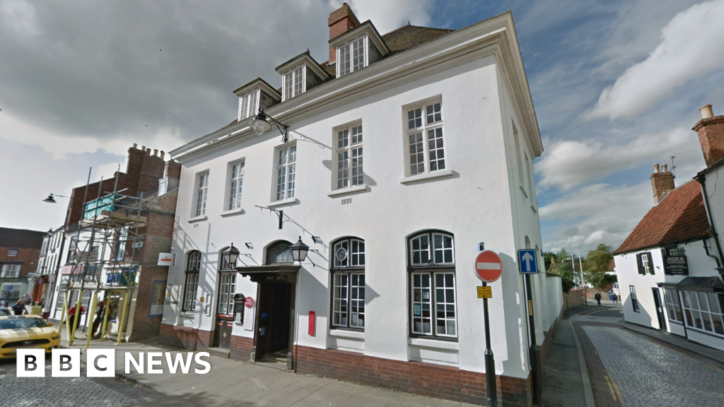 Investigation into alleged Horncastle Post Office armed robbery - BBC News