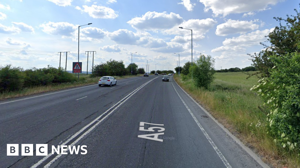 Sheffield: Two seriously injured after A57 crash - BBC News