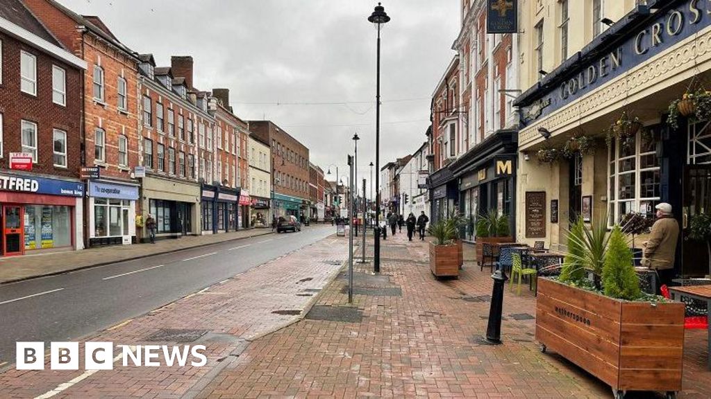 Work to improve Bromsgrove town centre 'to take 26 weeks' - BBC News