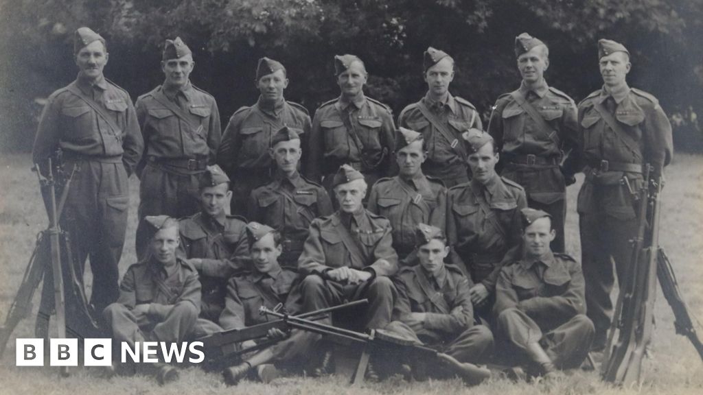 WW2 artefacts archived by University of Oxford - BBC News