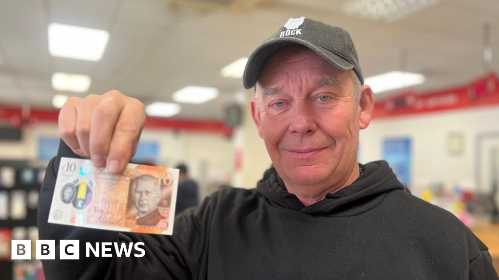Queue in Sunderland to get new King Charles banknotes - BBC News