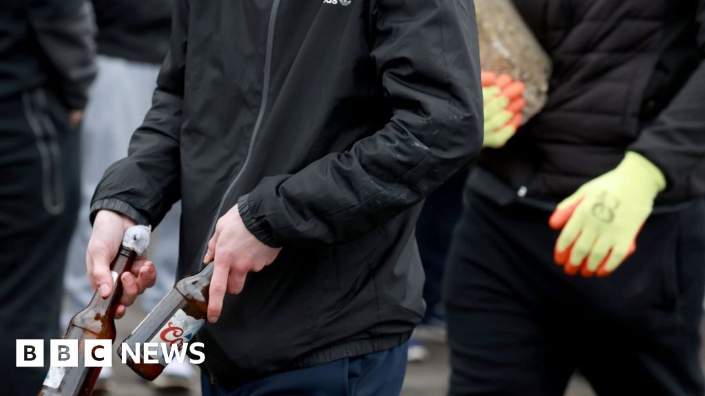 Derry march: Politicians condemn disorder after Creggan parade - BBC News