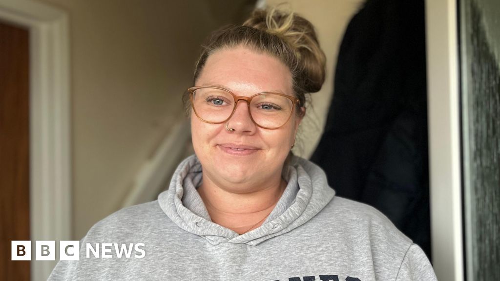 Guernsey woman estimates spending £10K on States housing carpets - BBC News