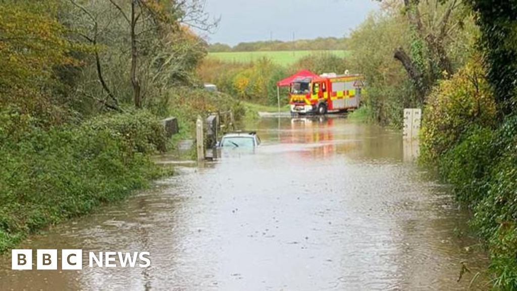 Three pulled from car trapped in storm floods in Hampshire - BBC News