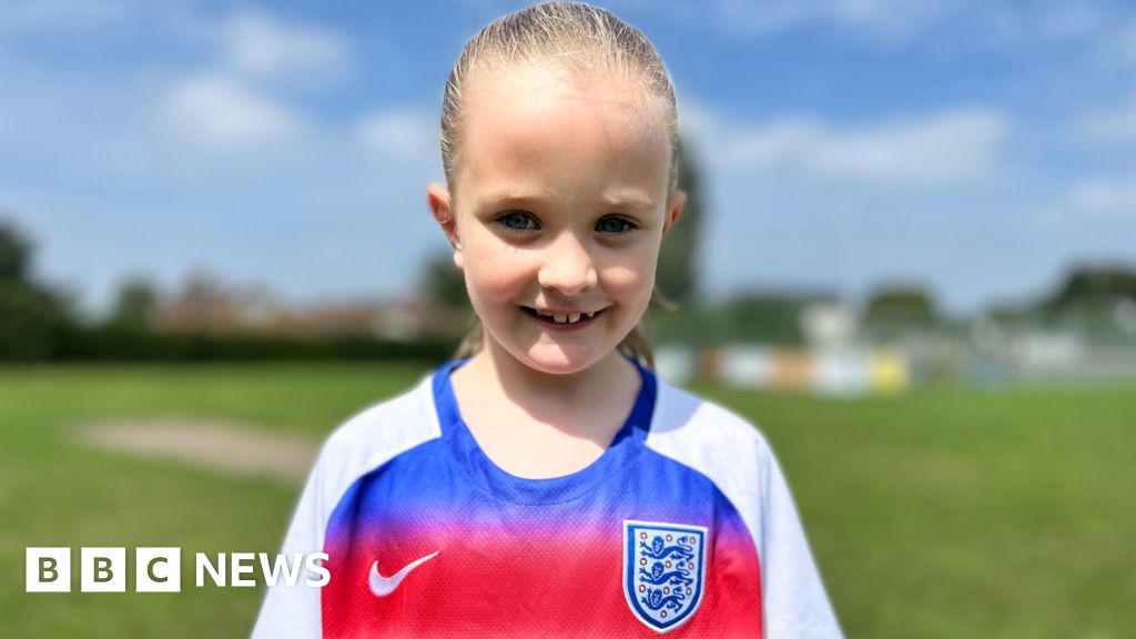England's Jess Park inspiring players at former club Elloughton - BBC News