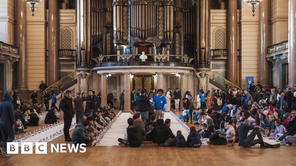 Ramadan: Liverpool's St George's Hall hosts refugees' iftar meal - BBC News
