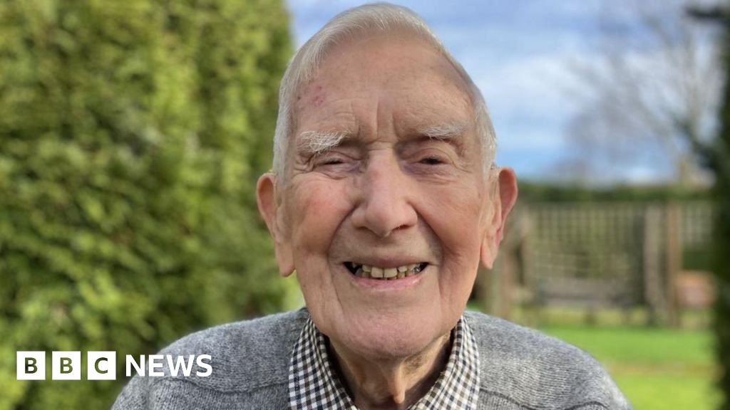 Worcester D-day veteran celebrates 100th birthday - BBC News