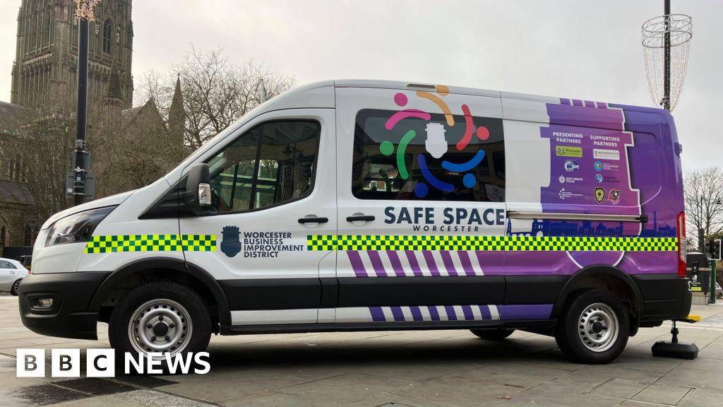 Paramedics to train in Worcester city centre at weekends - BBC News