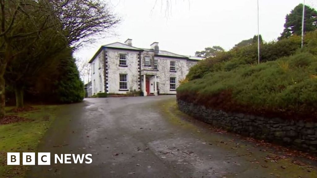 Galway: Fire at hotel due to house asylum seekers - BBC News