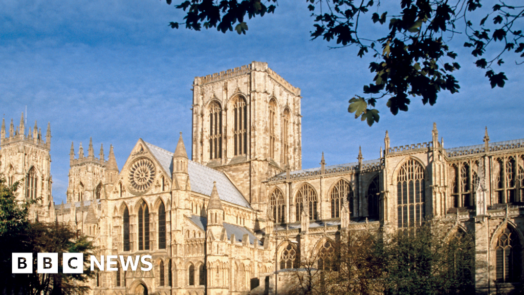 York Minster seeking apprentice stonemason with head for heights - BBC News
