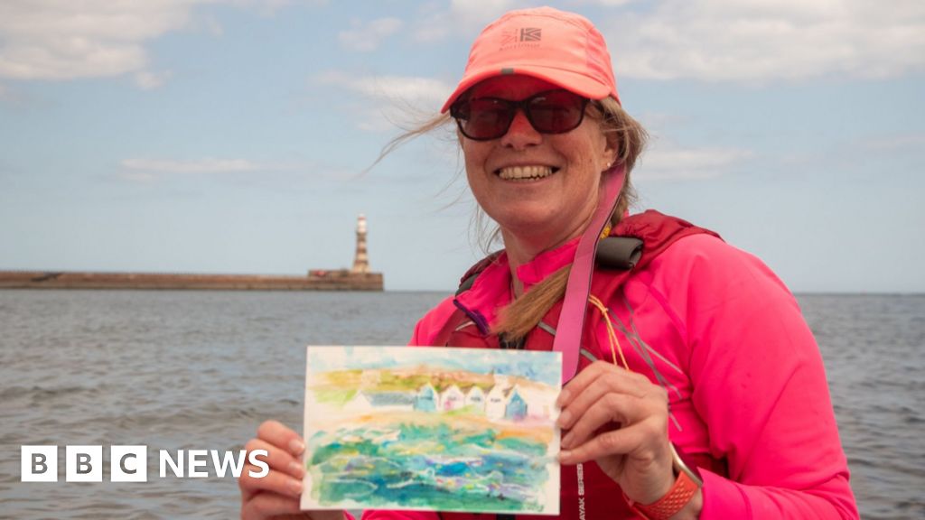 Sunderland paddleboarding artist paints watercolours at sea - BBC News