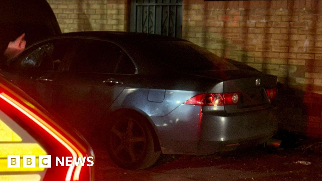 Suspect leaves contact details in abandoned car with false plates