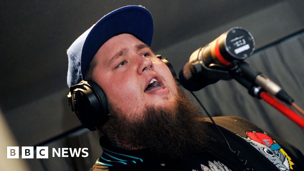 Norfolk woman felt 'stupid' over fake Rag'n'Bone Man scam - BBC News