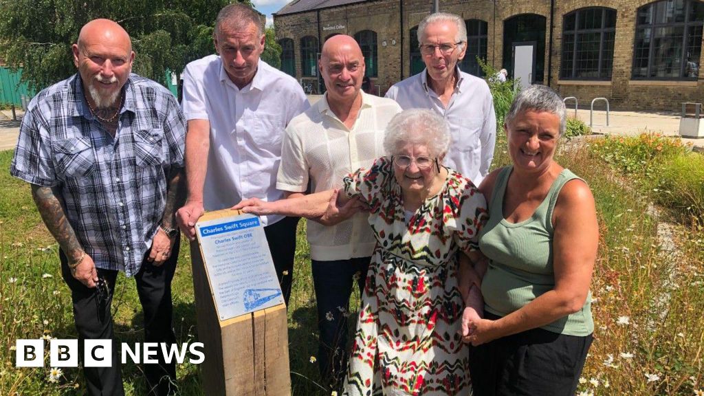 Ex-Peterborough mayor Charles Swift honoured for service - BBC News