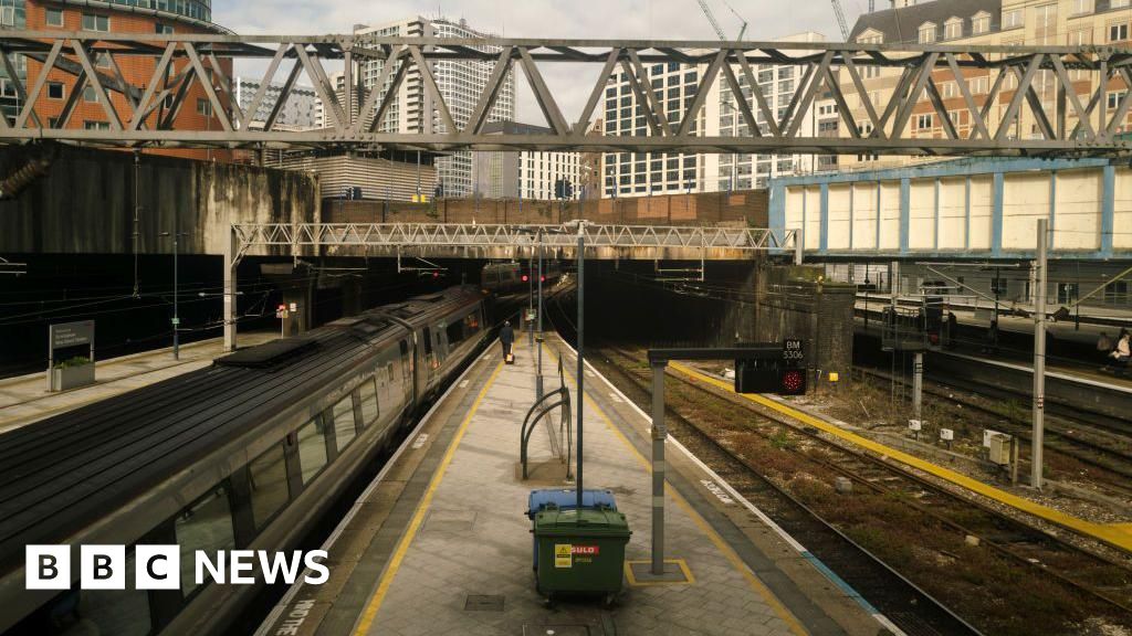 Birmingham rail passengers warned of 40 second door closures - BBC News