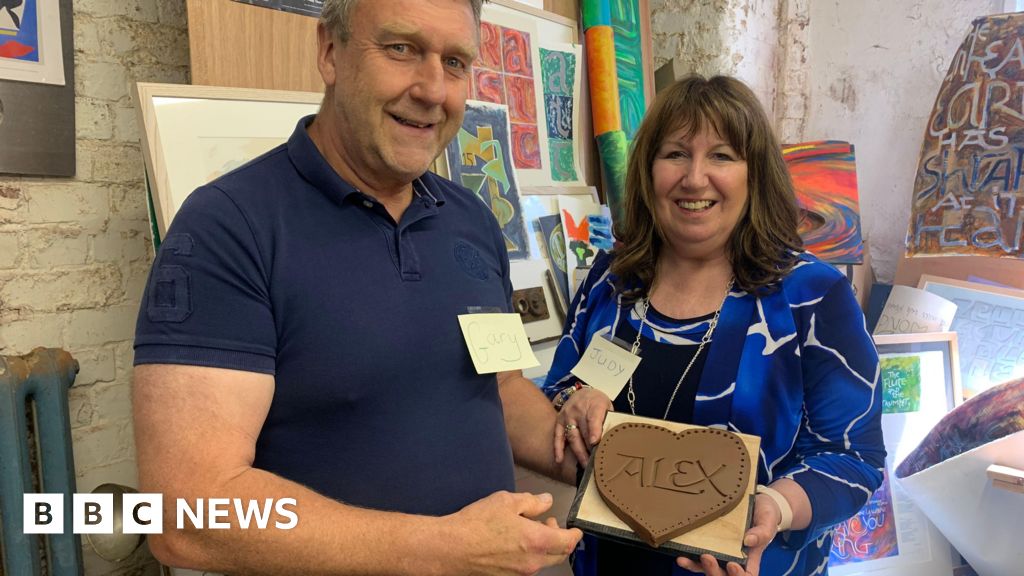 Manchester hospital artwork to honour organ donors - BBC News