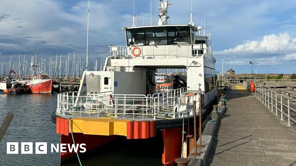 Alderney to get year-round ferry service with new vessel - BBC News