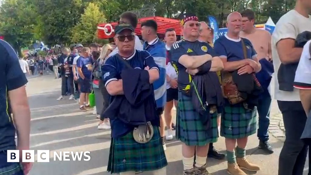 Scotland fans 'queue three hours' for beer in Munich - BBC News