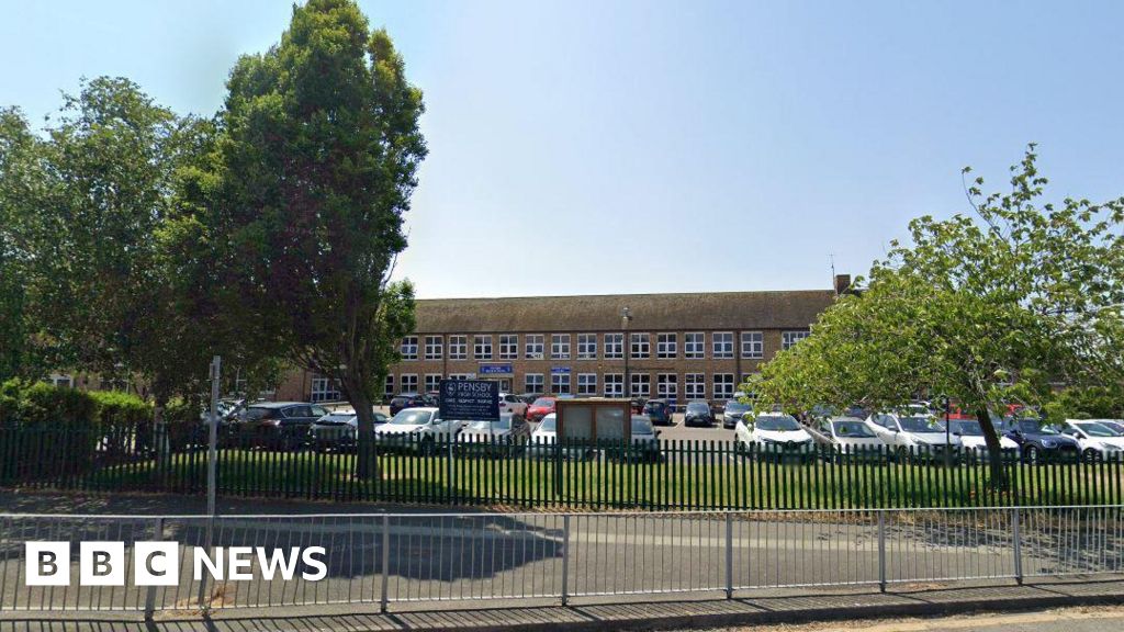 Pensby High School head teacher suing parents over 'harassment' - BBC News